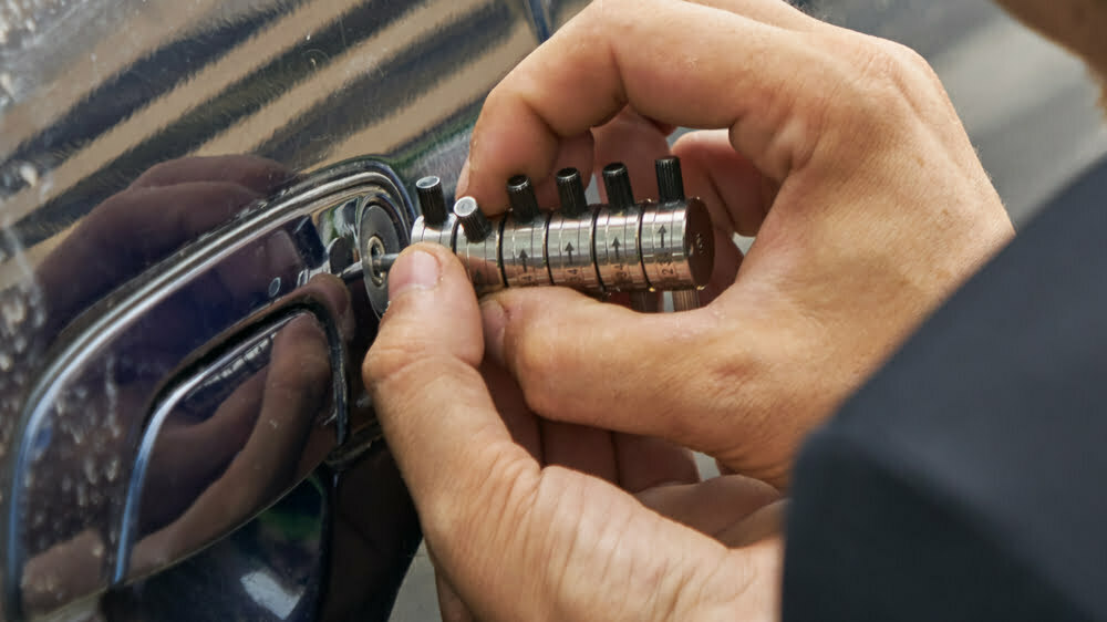 How to Choose the Right Locksmith for Your Automobiles » Call us!